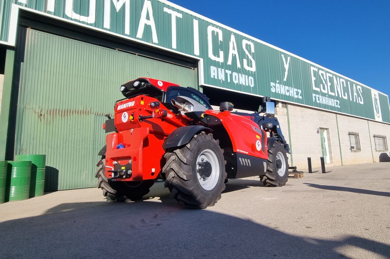 ENTREGA DEL MANIPULADOR TELESCÓPICO MANITOU MLT 730 115 V CP EN CANILES ...